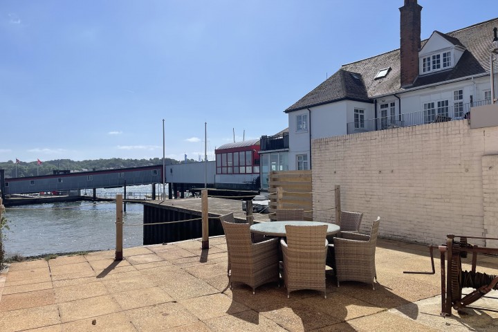 Woodyear House - Cowes - Sleeps 8 - Waterfront - Flats for Rent in Isle ...